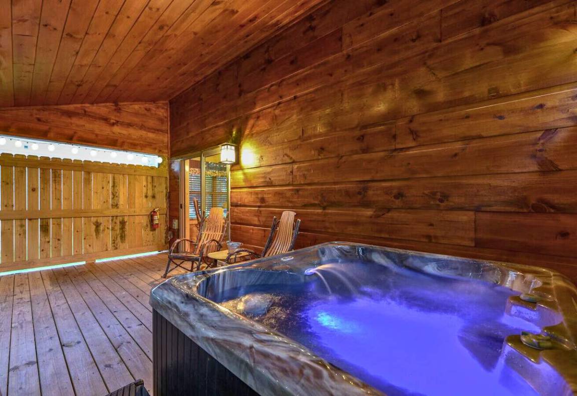 110 M² Cabin ∙ 2 Bedrooms ∙ 6 Guests - Gatlinburg, TN