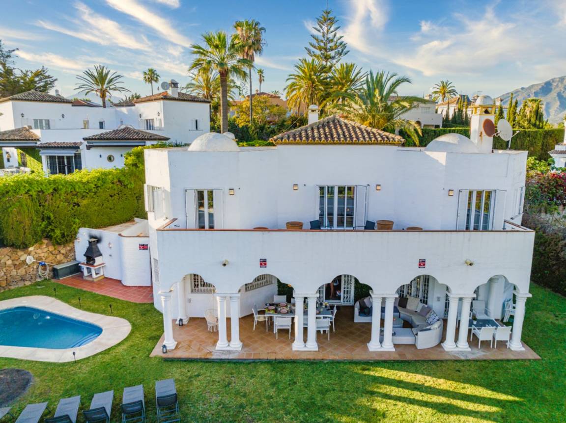 300 M² Villa ∙ 6 Bedrooms ∙ 15 Guests - Puerto Banús
