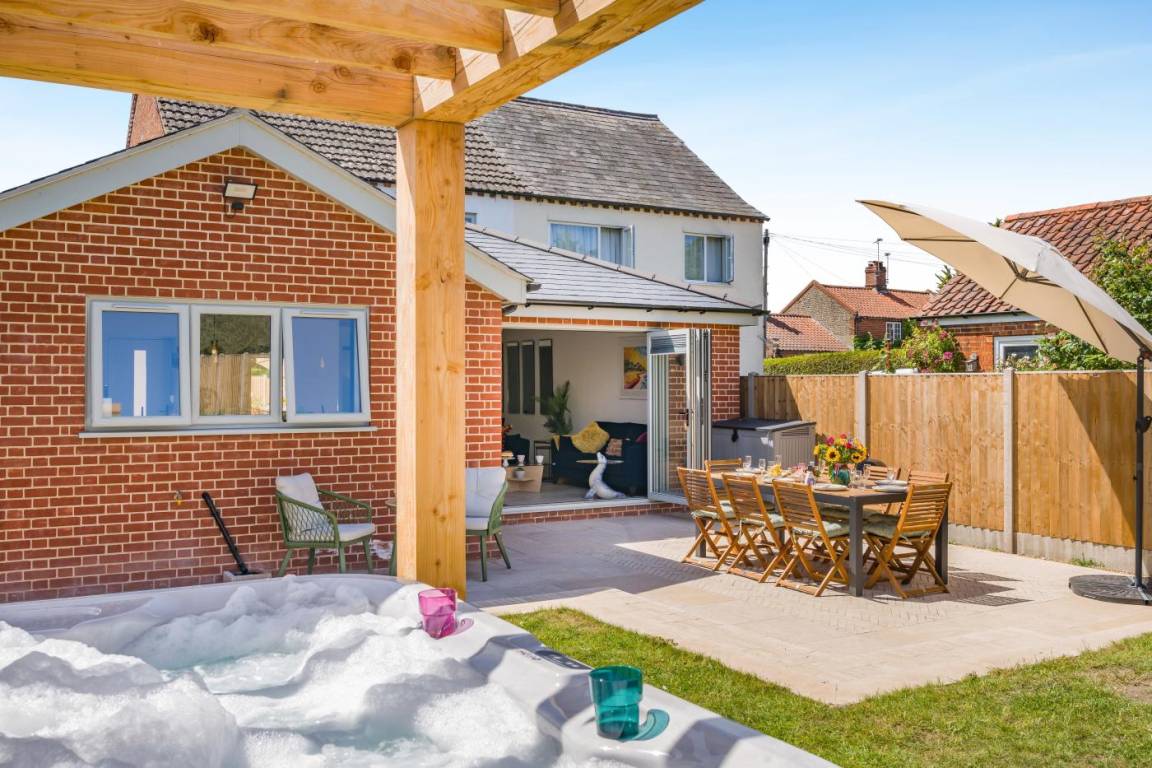 Cottage ∙ 4 Bedrooms ∙ 8 Guests - Kessingland