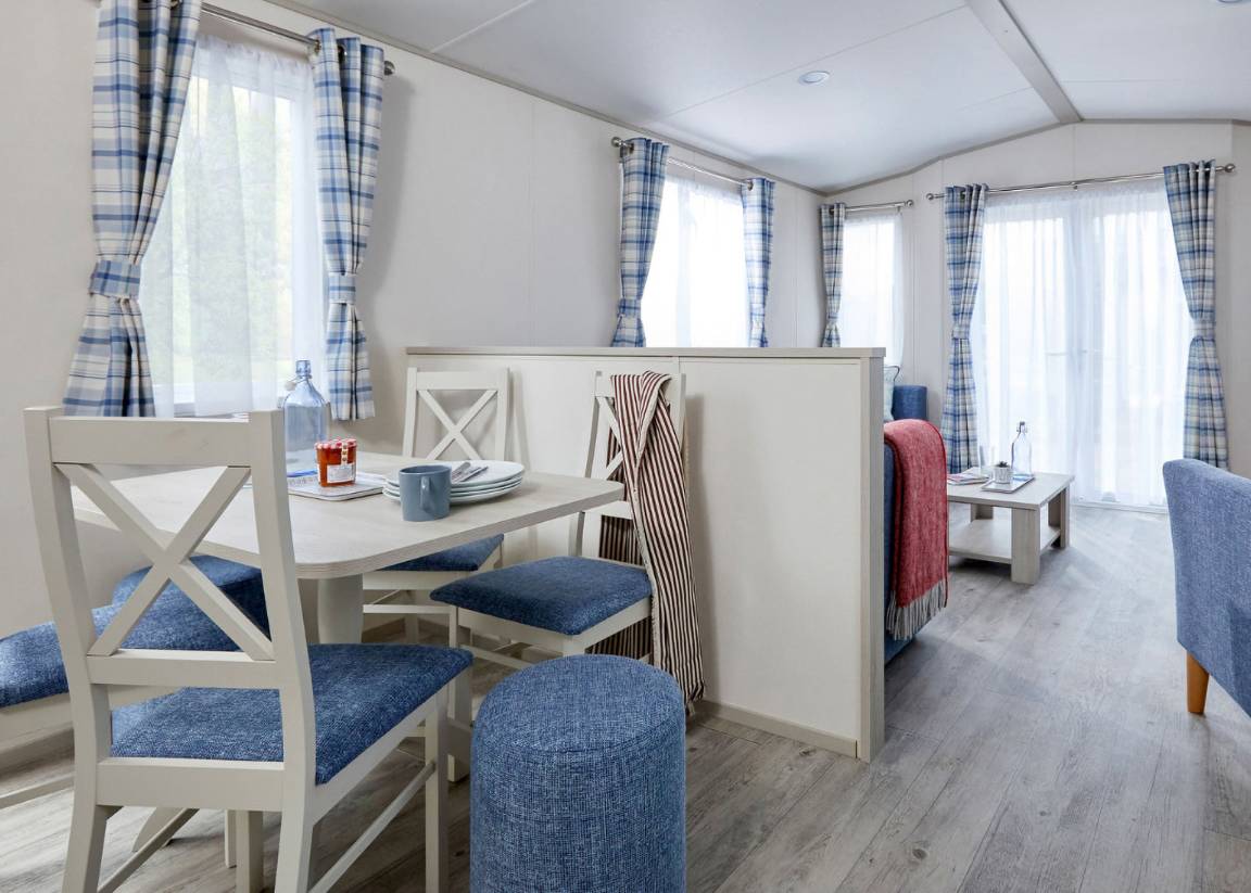 Caravan ∙ 2 Bedrooms ∙ 4 Guests - Lymington