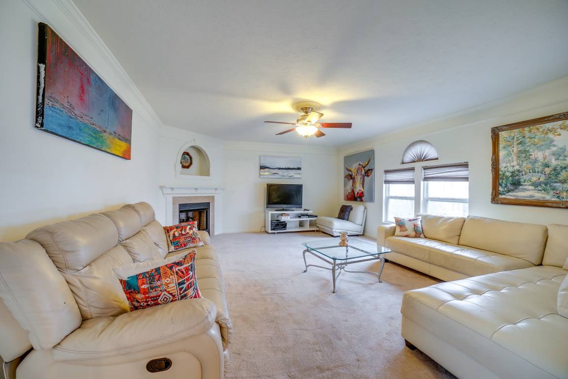 314 M² House ∙ 5 Bedrooms ∙ 10 Guests - Monroeville, PA