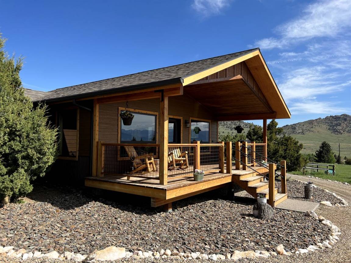 House ∙ 2 Bedrooms ∙ 6 Guests - Ennis, MT