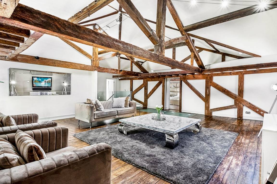 Villa ∙ 7 Bedrooms ∙ 16 Guests - London, UK