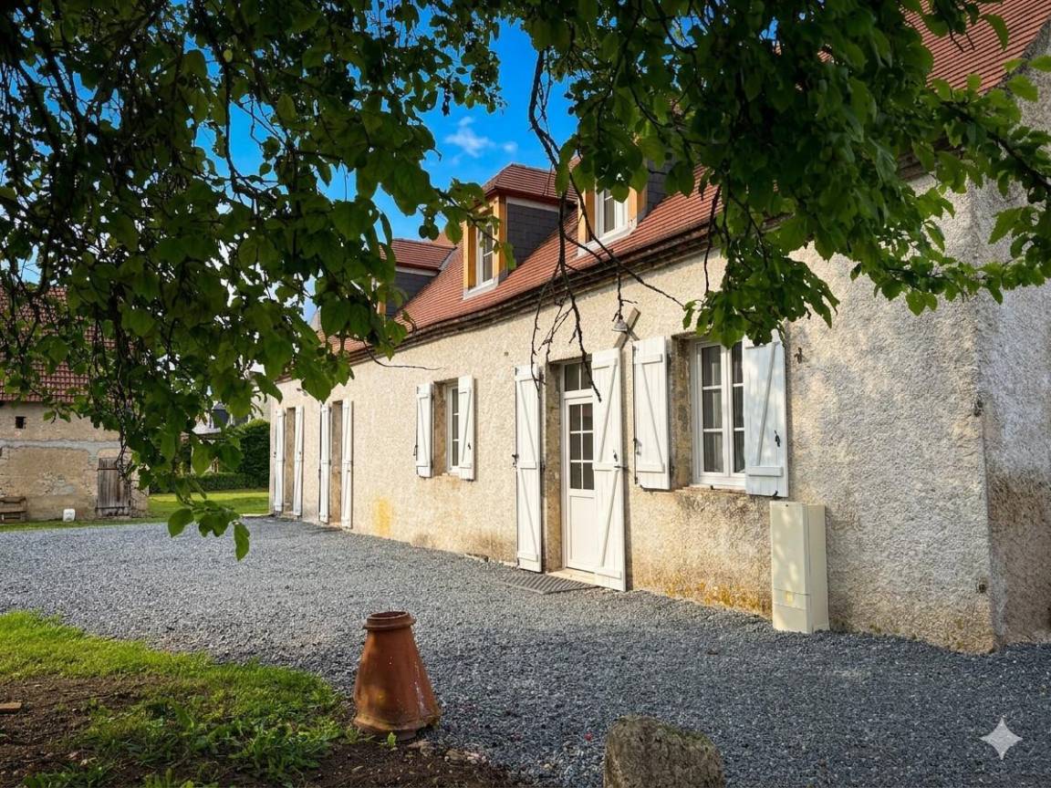 148 M² Gîte ∙ 4 Chambres ∙ 10 Personnes - Allier