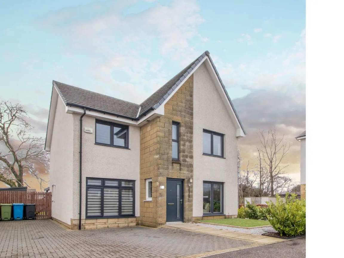 93 M² House ∙ 4 Bedrooms ∙ 8 Guests - Glasgow