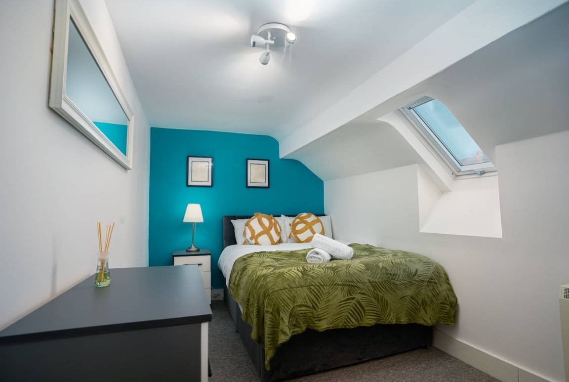69 M² Apartment ∙ 4 Bedrooms ∙ 8 Guests - Yeovil