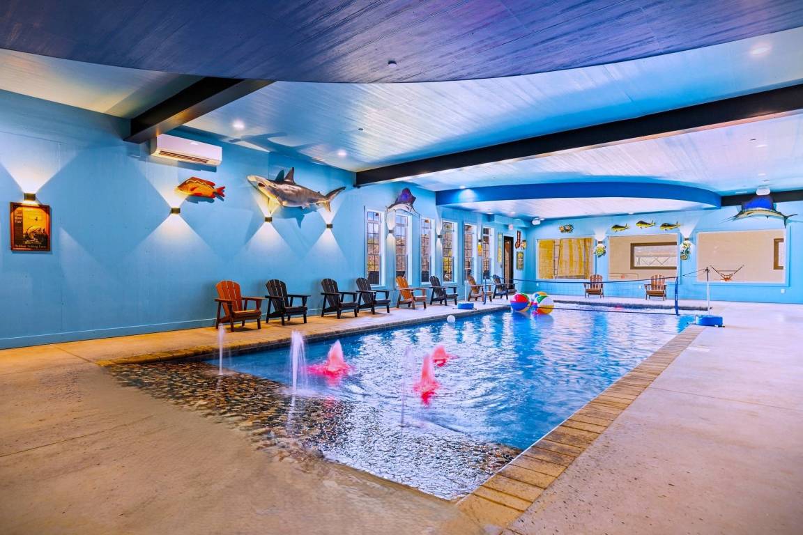 2137 M² Cabin ∙ 8 Bedrooms ∙ 36 Guests - Pigeon Forge, TN