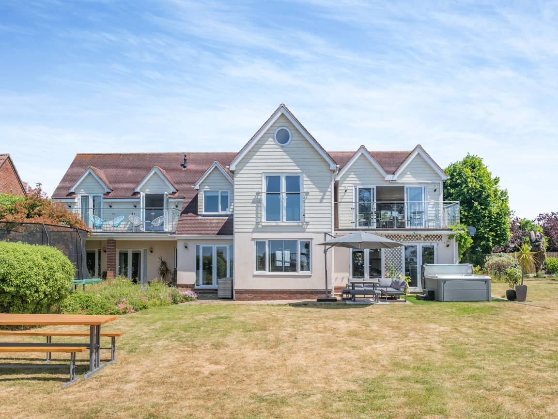 Cottage ∙ 6 Bedrooms ∙ 12 Guests - Mersea Island