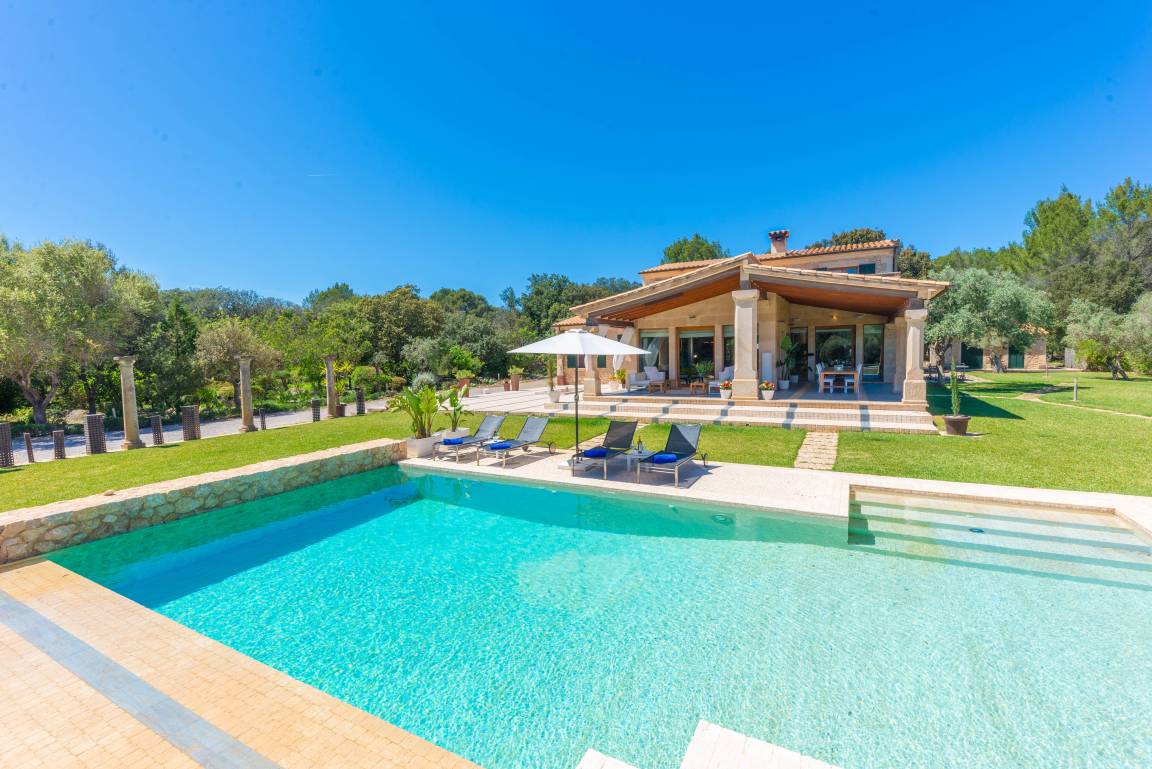 336 M² Villa ∙ 4 Bedrooms ∙ 8 Guests - Alcúdia