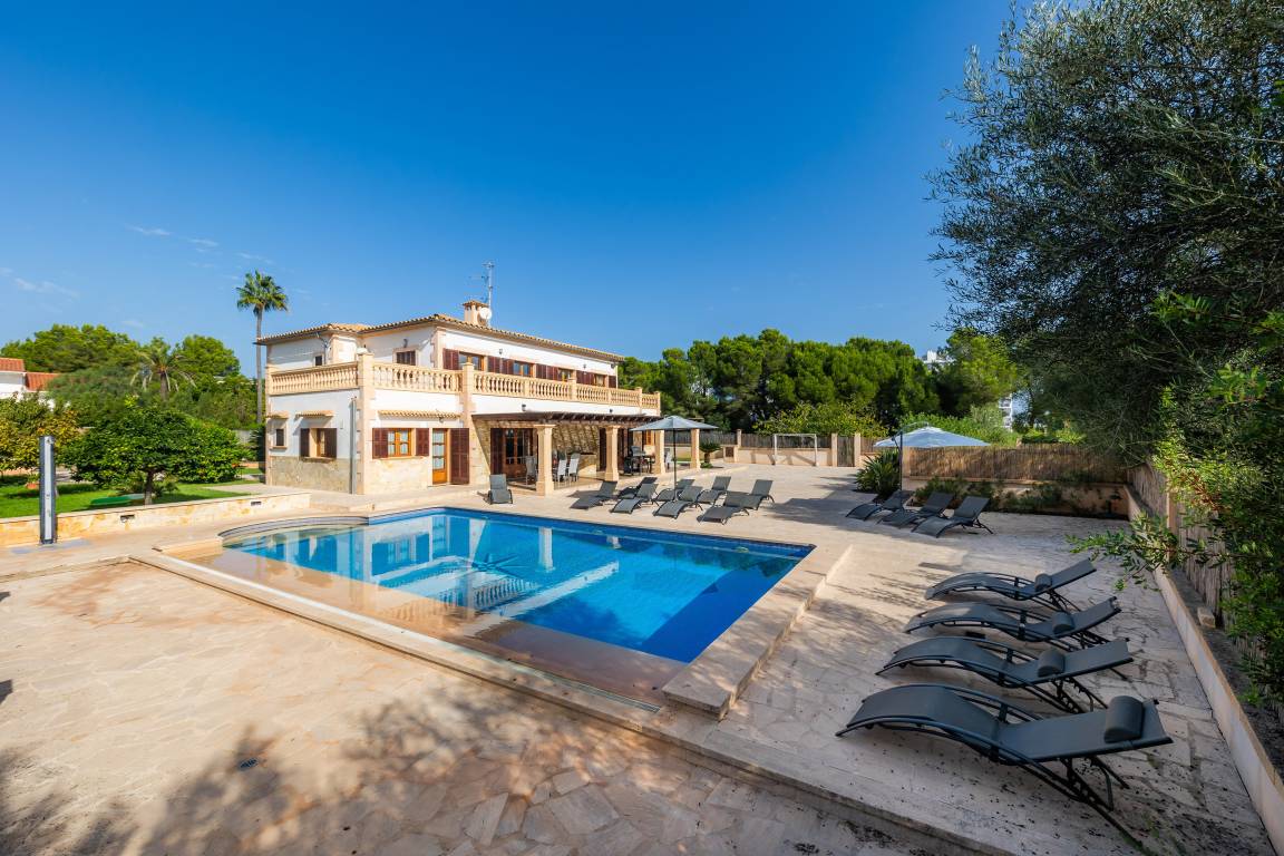 400 M² House ∙ 8 Bedrooms ∙ 16 Guests - Majorka