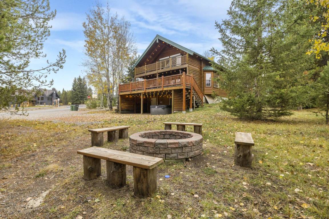 House ∙ 6 Bedrooms ∙ 15 Guests - Island Park, ID