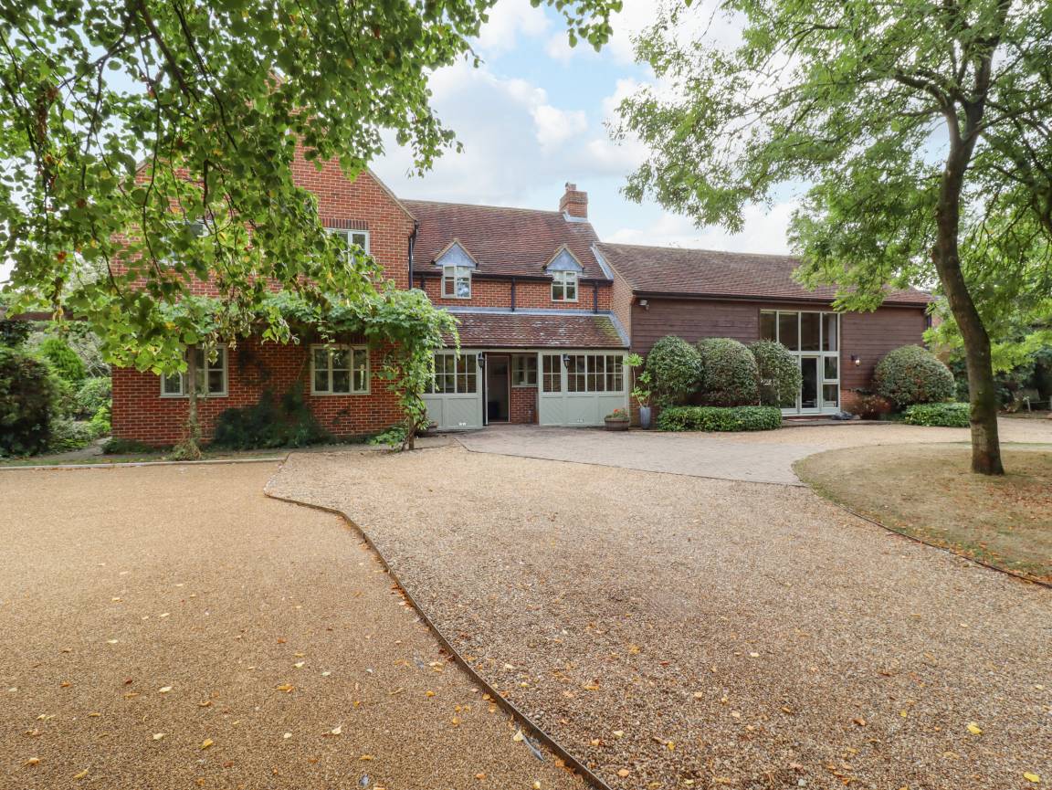 Cottage ∙ 8 Bedrooms ∙ 16 Guests - Buckinghamshire