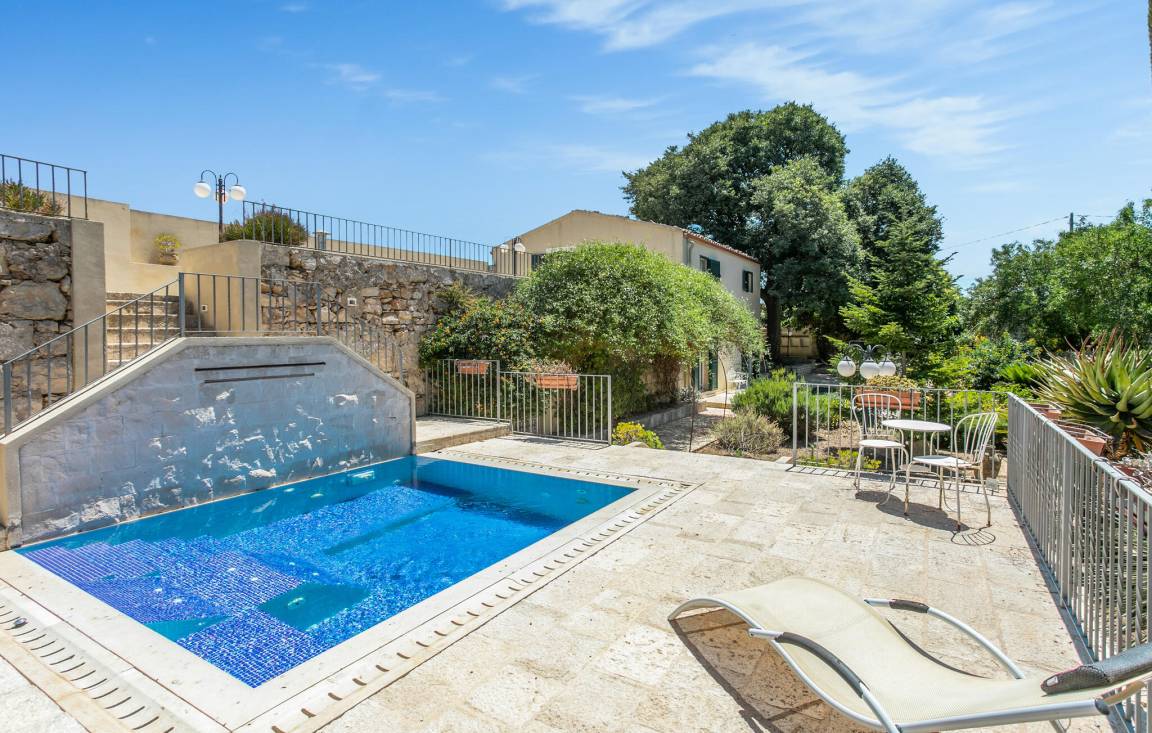 260 M² House ∙ 4 Bedrooms ∙ 12 Guests - Comiso