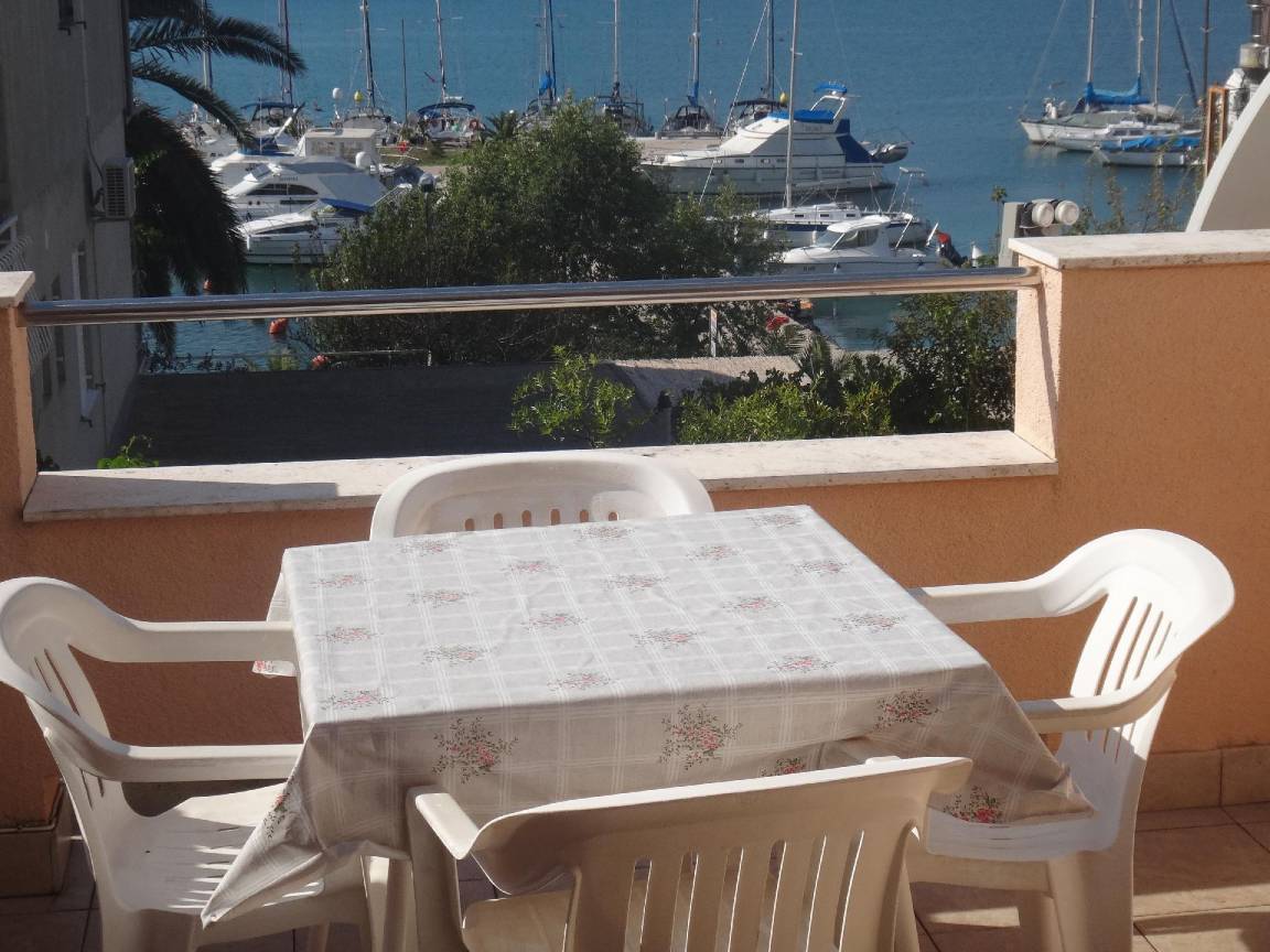 90 M² Apartment ∙ 2 Bedrooms ∙ 6 Guests - Tisno