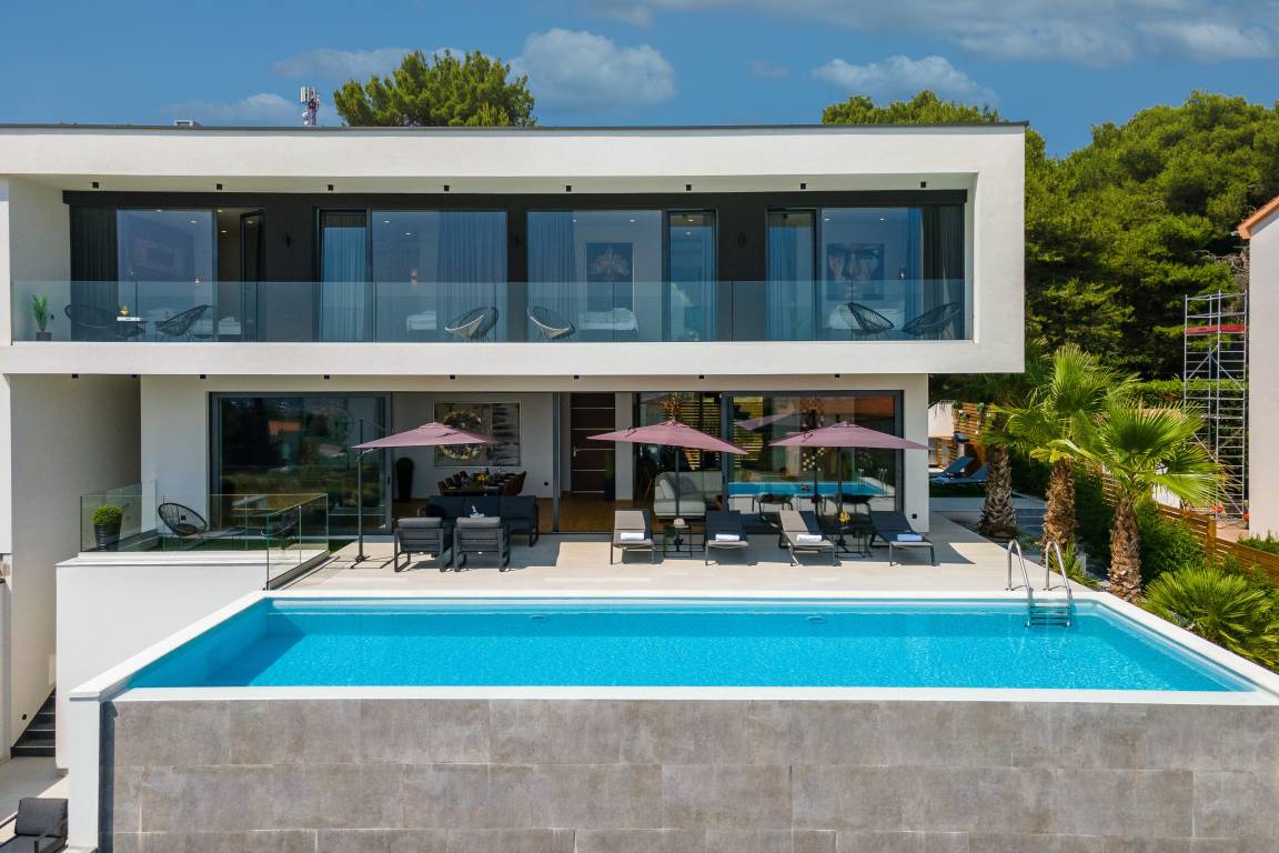 400 M² Villa ∙ 4 Schlafzimmer ∙ 8 Gäste - Premantura