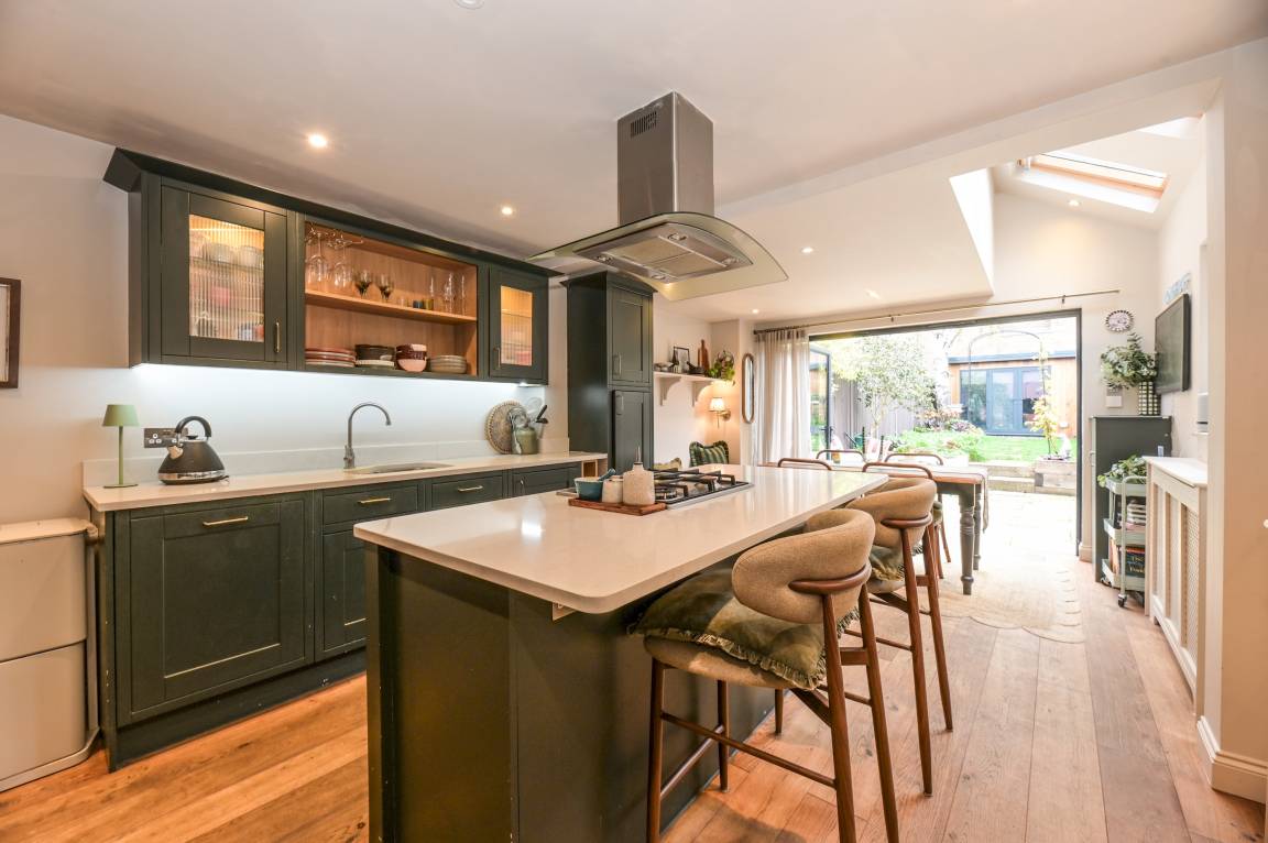 149 M² House ∙ 2 Bedrooms ∙ 4 Guests - Barnes