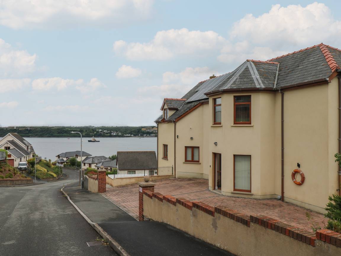 Cottage ∙ 6 Bedrooms ∙ 20 Guests - Bosherston Lily ponds