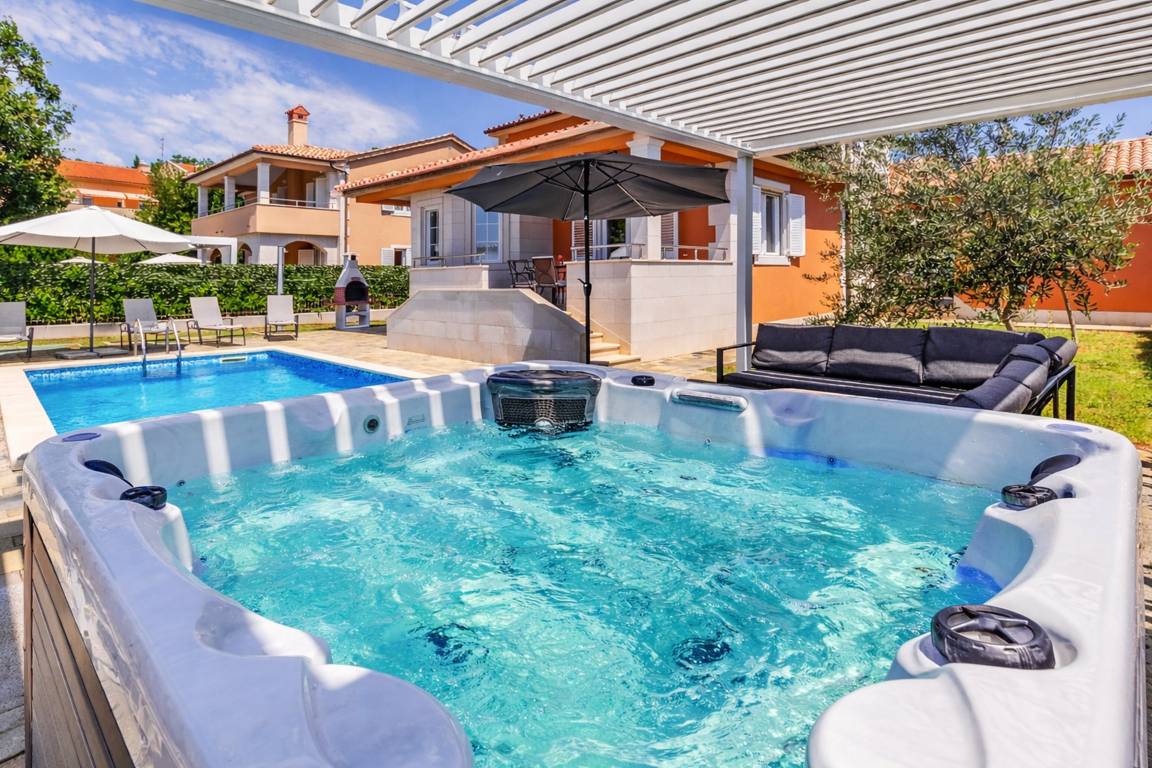 136 M² Villa ∙ 4 Bedrooms ∙ 8 Guests - Pula