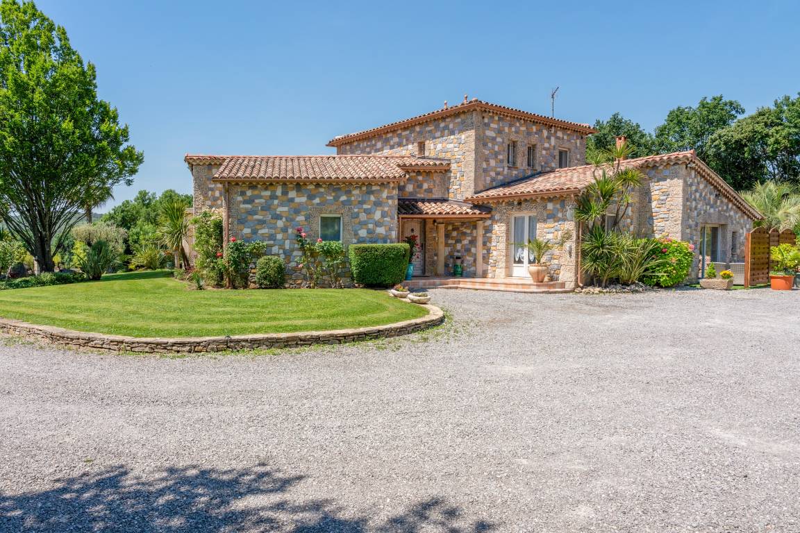 250 M² Villa ∙ 6 Chambres ∙ 16 Personnes - Anduze