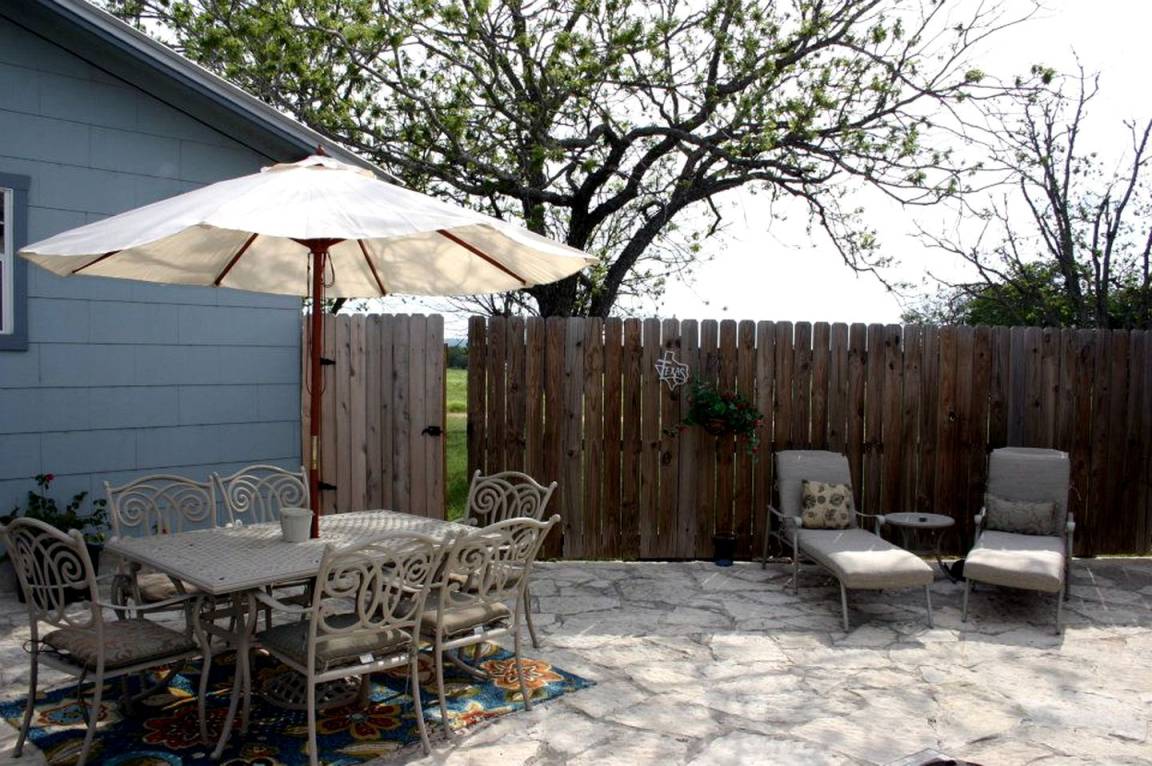 Lodge ∙ 1 Bedroom ∙ 6 Guests - Luckenbach, TX