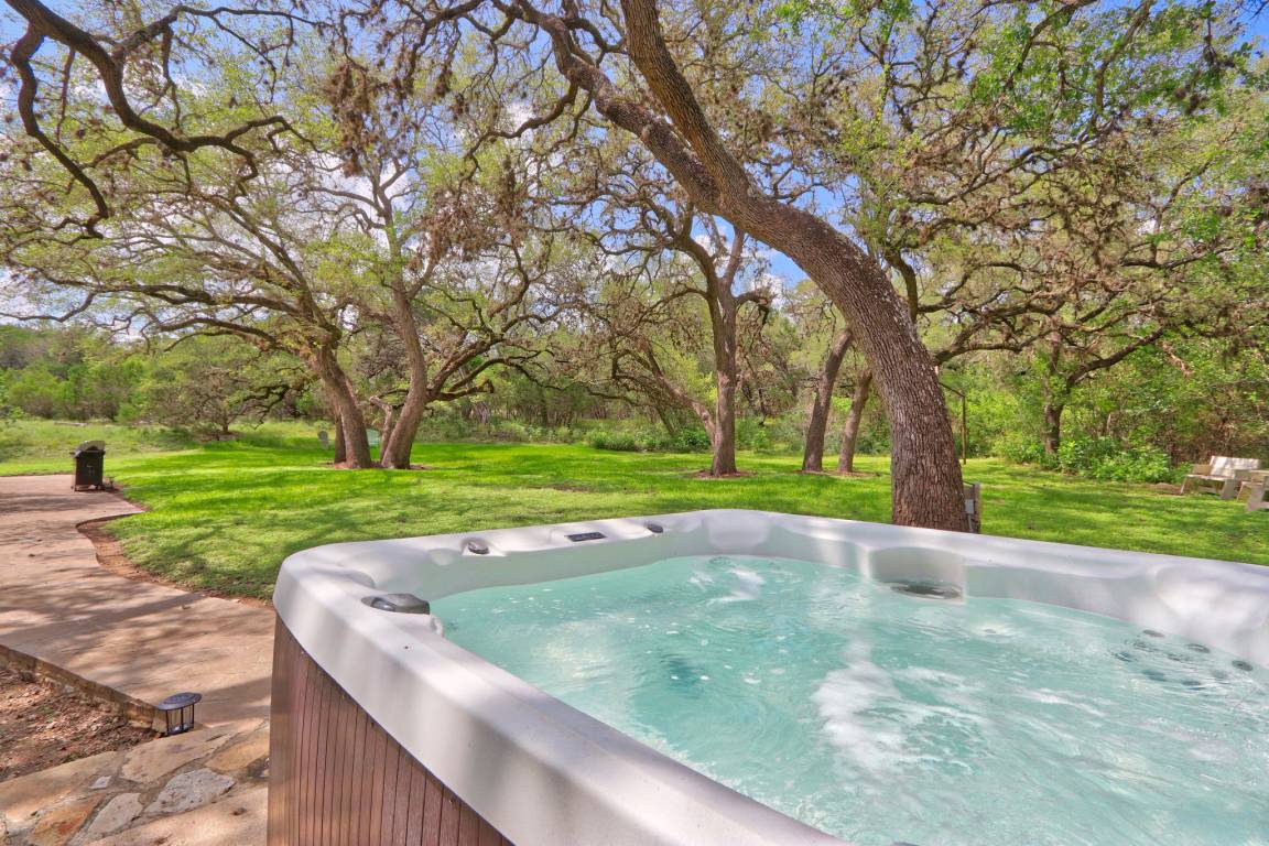102 M² House ∙ 2 Bedrooms ∙ 6 Guests - Wimberley, TX