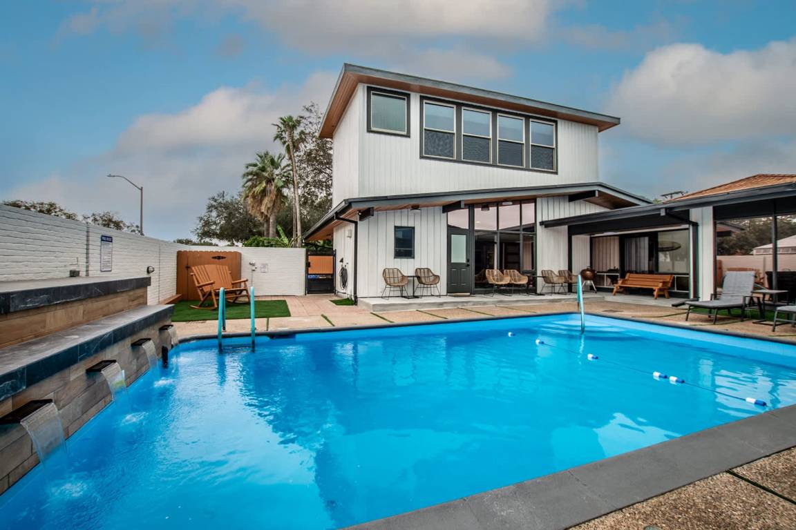 Apartment ∙ 6 Bedrooms ∙ 28 Guests - Corpus Christi, TX