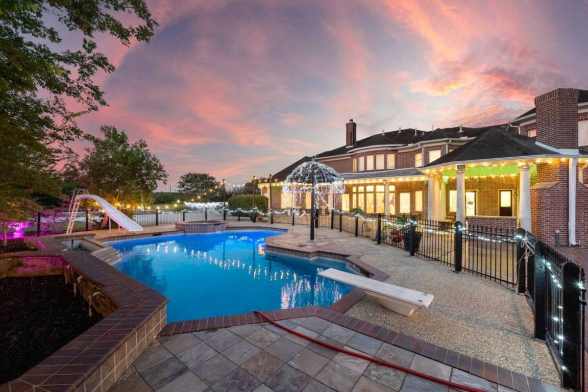 61 M² Villa ∙ 5 Bedrooms ∙ 10 Guests - League City, TX