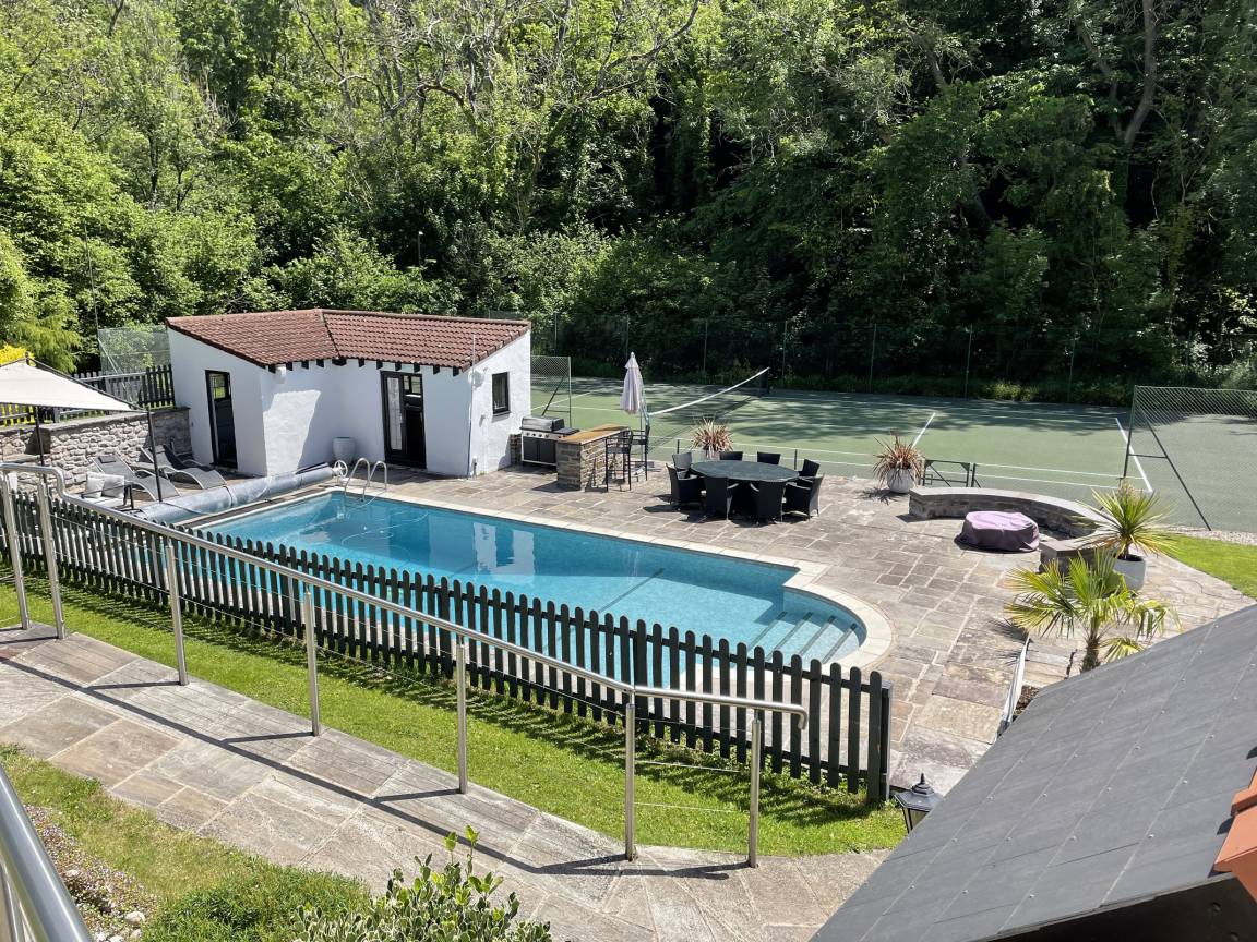 Cottage ∙ 7 Bedrooms ∙ 13 Guests - Barry