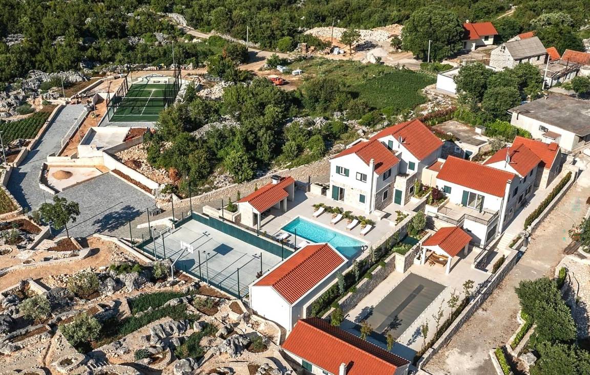 472 M² Ferienhaus ∙ 5 Schlafzimmer ∙ 9 Gäste - Mimice