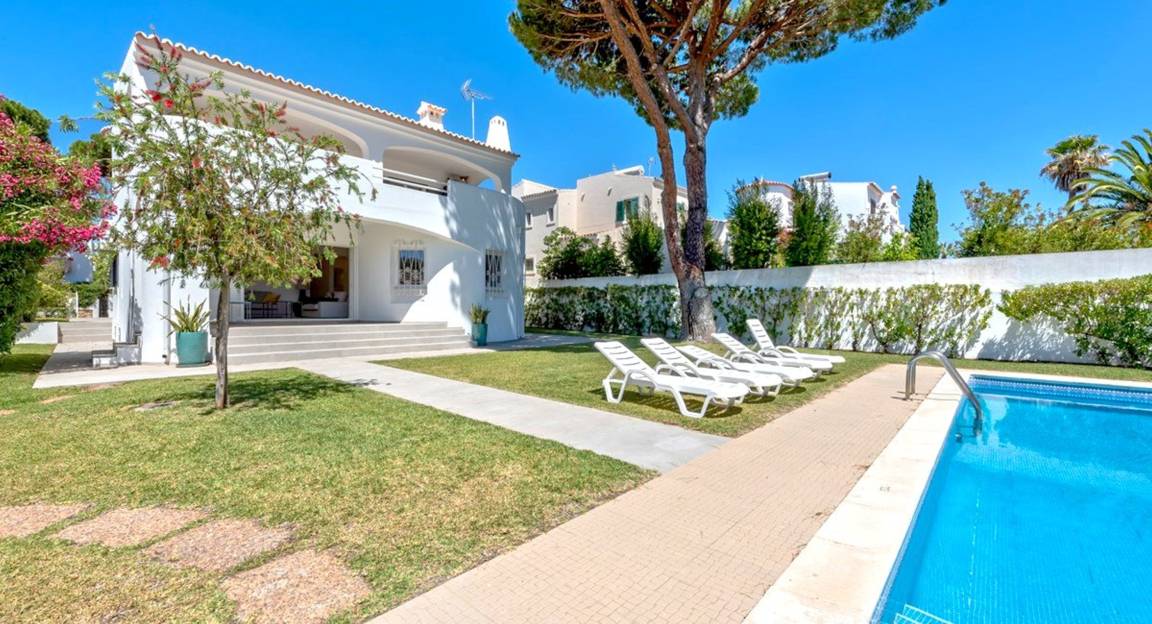 200 M² Villa ∙ 4 Bedrooms ∙ 8 Guests - Vilamoura