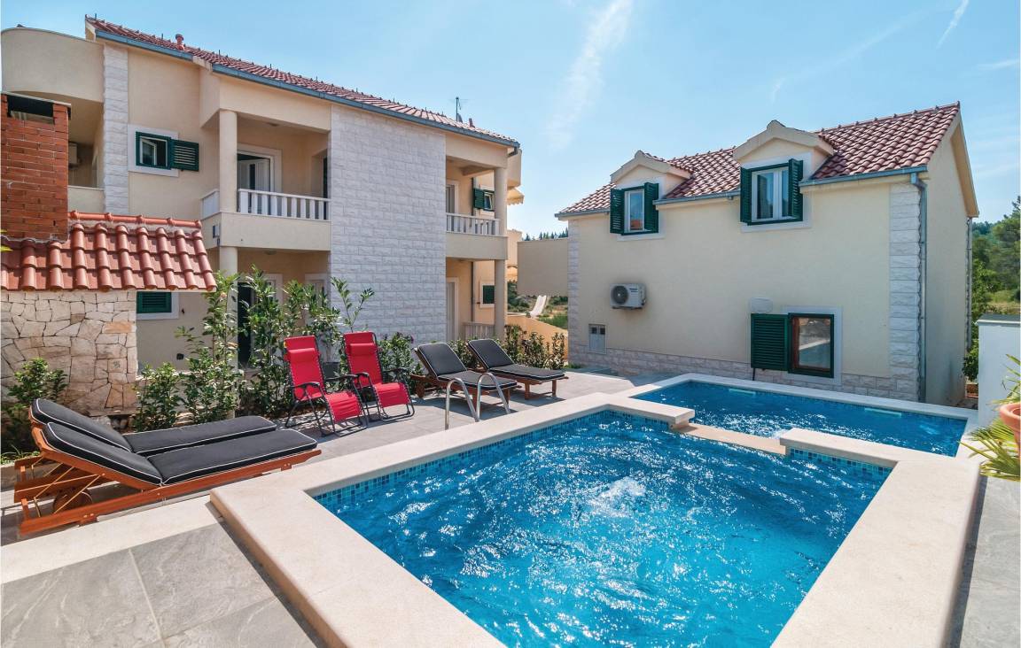 80 M² House ∙ 3 Bedrooms ∙ 8 Guests - Sutivan