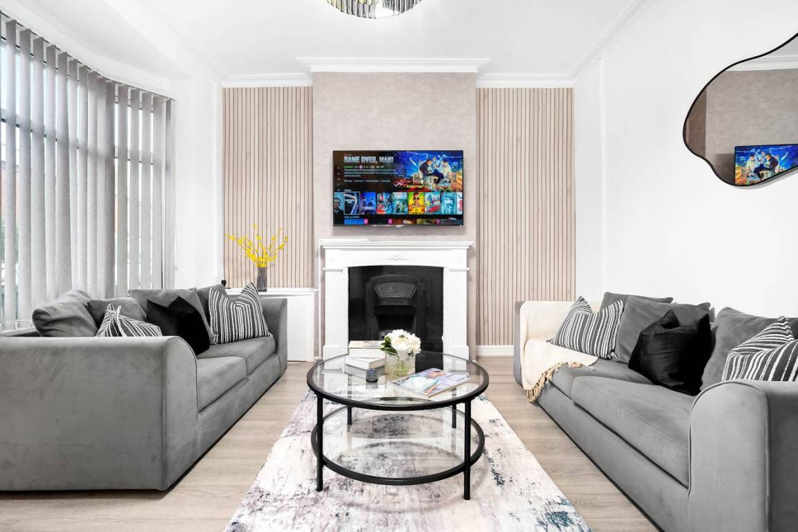 185 M² House ∙ 3 Bedrooms ∙ 6 Guests - Staffordshire