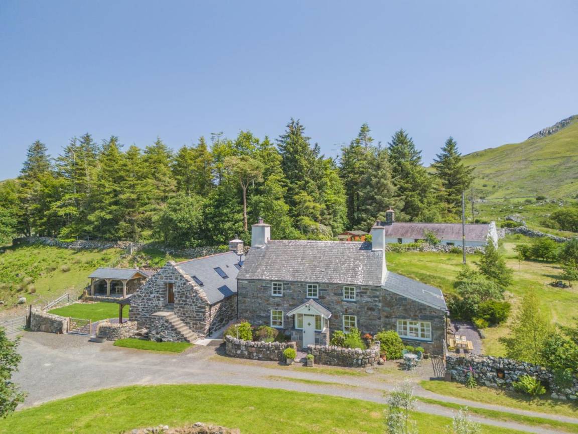 Cottage ∙ 4 Bedrooms ∙ 8 Guests - Dolgellau