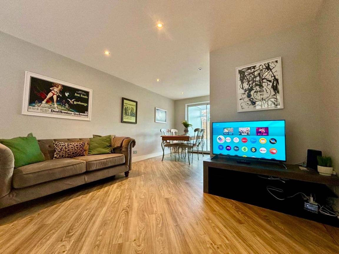 70 M² House ∙ 2 Bedrooms ∙ 4 Guests - Birmingham