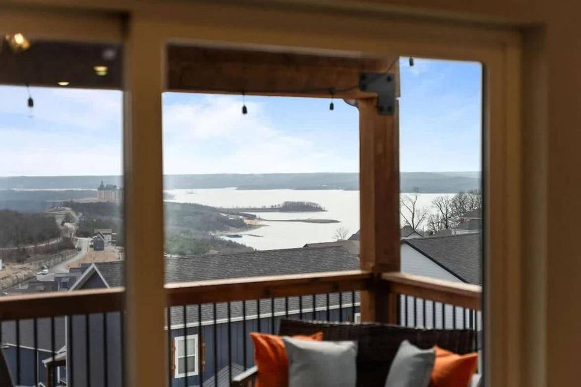 House ∙ 9 Bedrooms ∙ 16 Guests - Branson, MO