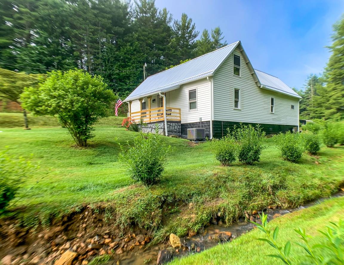 Cottage ∙ 3 Bedrooms ∙ 7 Guests - West Jefferson, NC