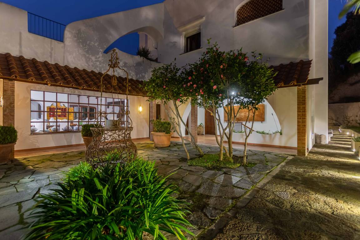 440 M² Villa ∙ 4 Bedrooms ∙ 8 Guests - Forio