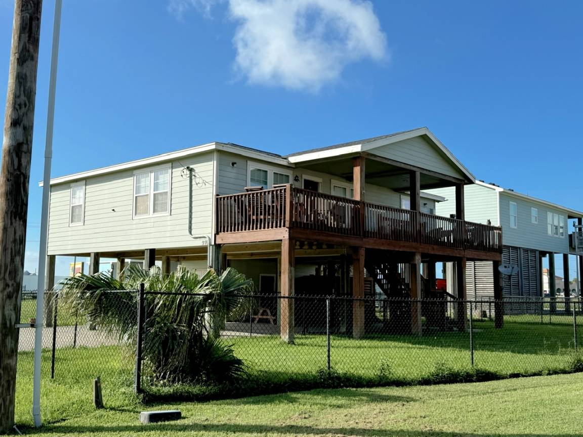 House ∙ 3 Bedrooms ∙ 8 Guests - Crystal Beach, TX