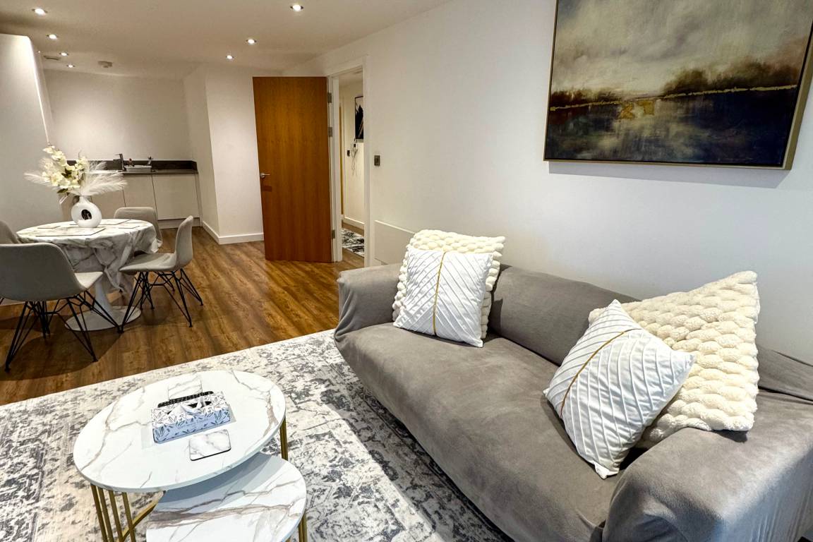 620 M² Huoneisto ∙ 2 Makuuhuonetta ∙ 4 Vierasta - Bury