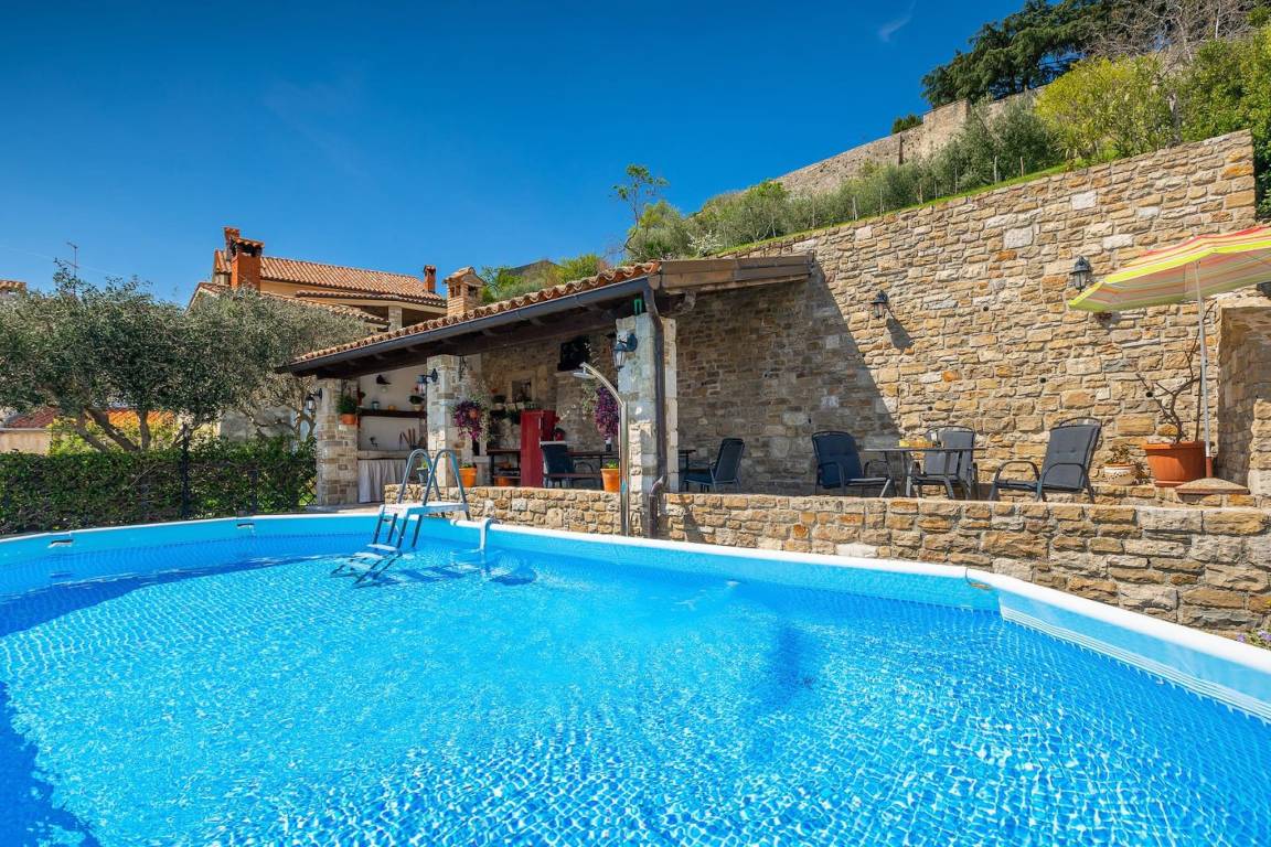 200 M² Villa ∙ 4 Bedrooms ∙ 8 Guests - Motovun