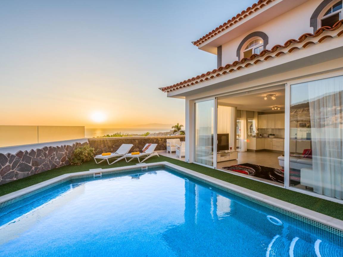 200 M² Villa ∙ 4 Bedrooms ∙ 10 Guests - Costa Adeje