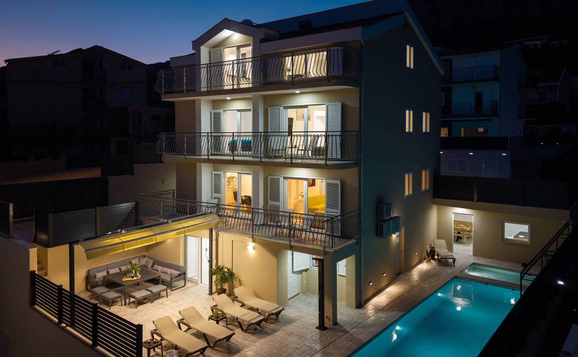 340 M² Villa ∙ 7 Makuuhuonetta ∙ 14 Vierasta - Omiš