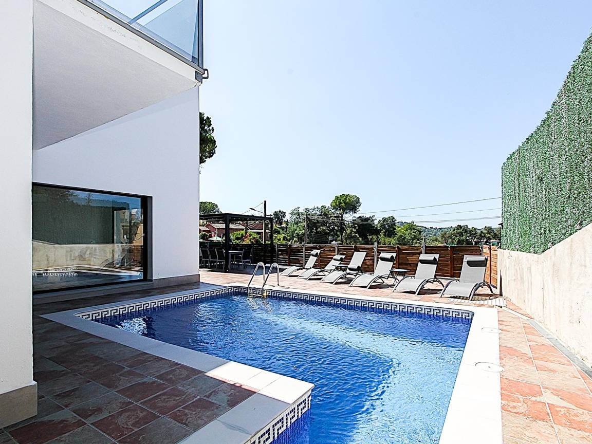 132 M² Villa ∙ 4 Slaapkamers ∙ 10 Gasten - Caldes de Malavella
