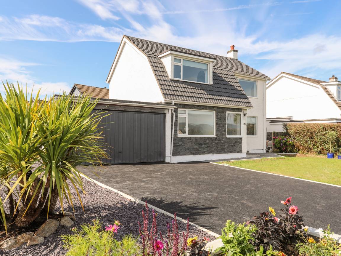 Cottage ∙ 4 Bedrooms ∙ 8 Guests - Bangor