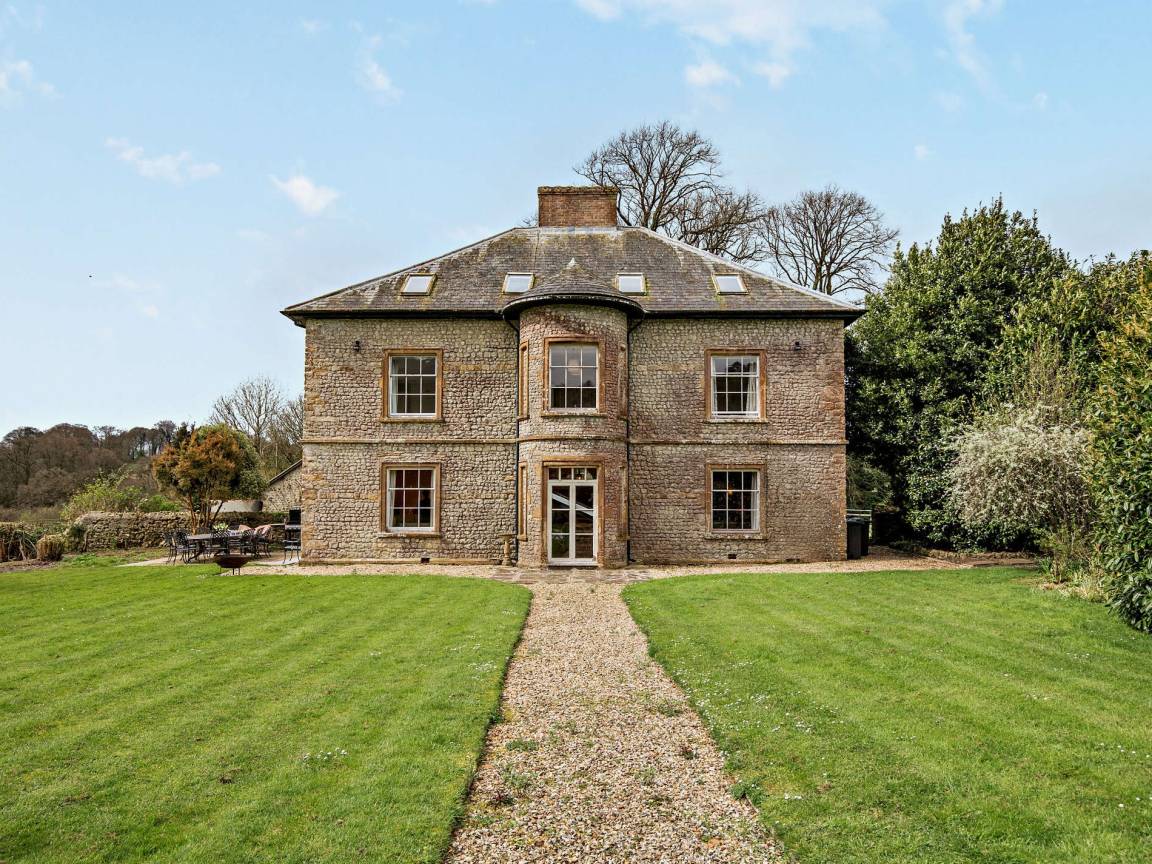 Cottage ∙ 8 Bedrooms ∙ 16 Guests - Dorset