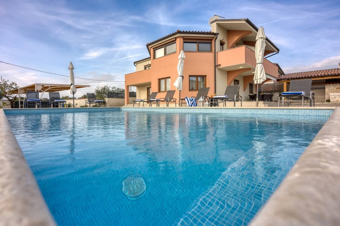 250 M² Villa ∙ 4 Habitaciones ∙ 8 Huéspedes - Pula