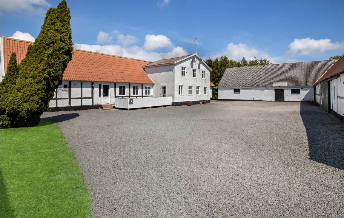 240 M² Farmhouse ∙ 9 Bedrooms ∙ 18 Guests - Bornholm