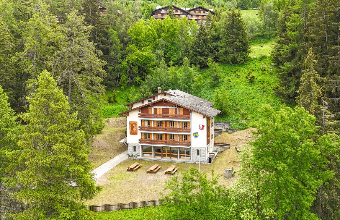 740 M² Chalet ∙ 24 Schlafzimmer ∙ 66 Gäste - Schweiz