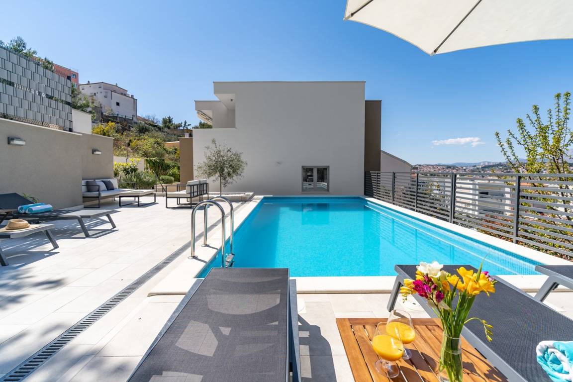 300 M² Villa ∙ 5 Chambres ∙ 9 Personnes - Split