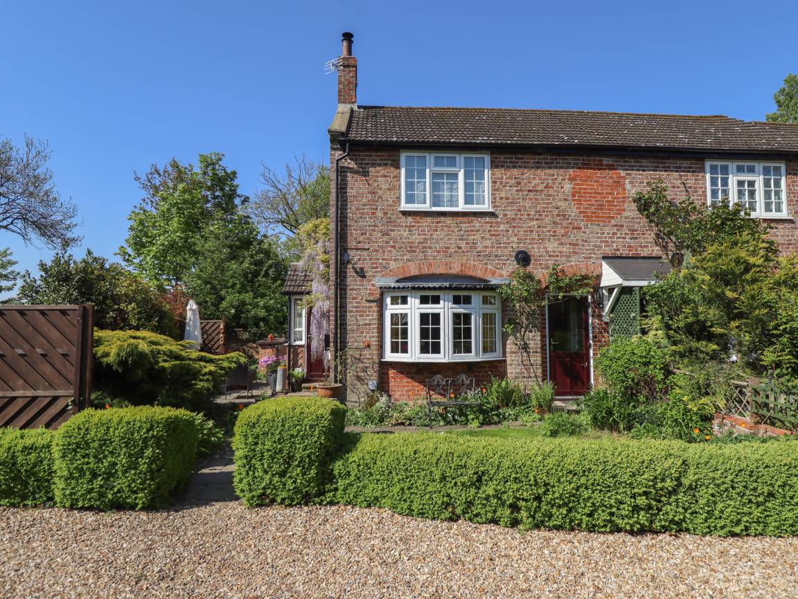 Cottage ∙ 2 Bedrooms ∙ 4 Guests - Louth